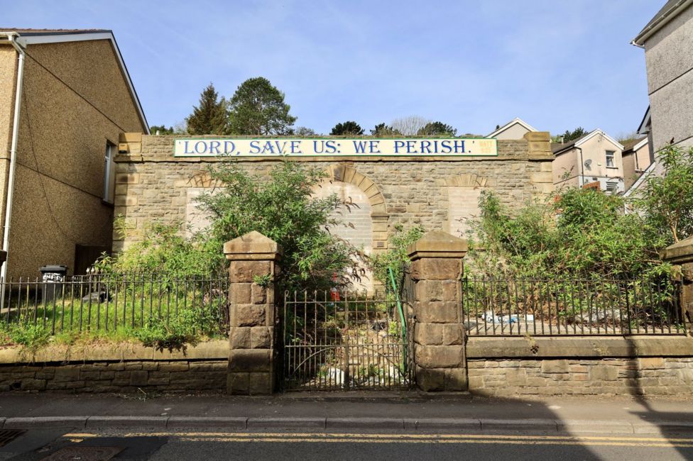 Beth fydd yn digwydd i Gapel Aberfan? - BBC Cymru Fyw