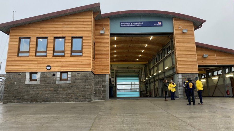 Bad achub pob tywydd yn dychwelyd i Bwllheli wedi ffraeo - BBC Cymru Fyw