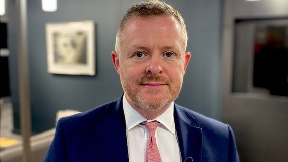 Miloedd o achosion trais yn erbyn athrawon yn 'broblem echrydus' - BBC ...