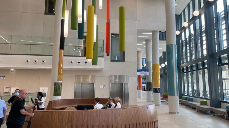 Brighton: New £500m hospital building ready to open - BBC News