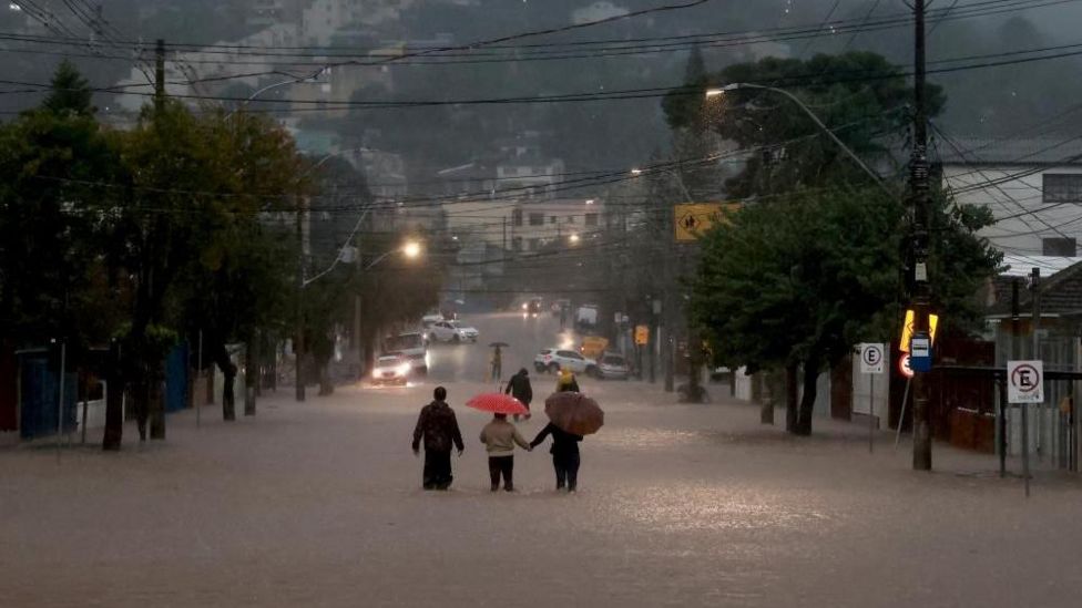 Brazil floods: Waterborne disease outbreak kills four people - BBC News