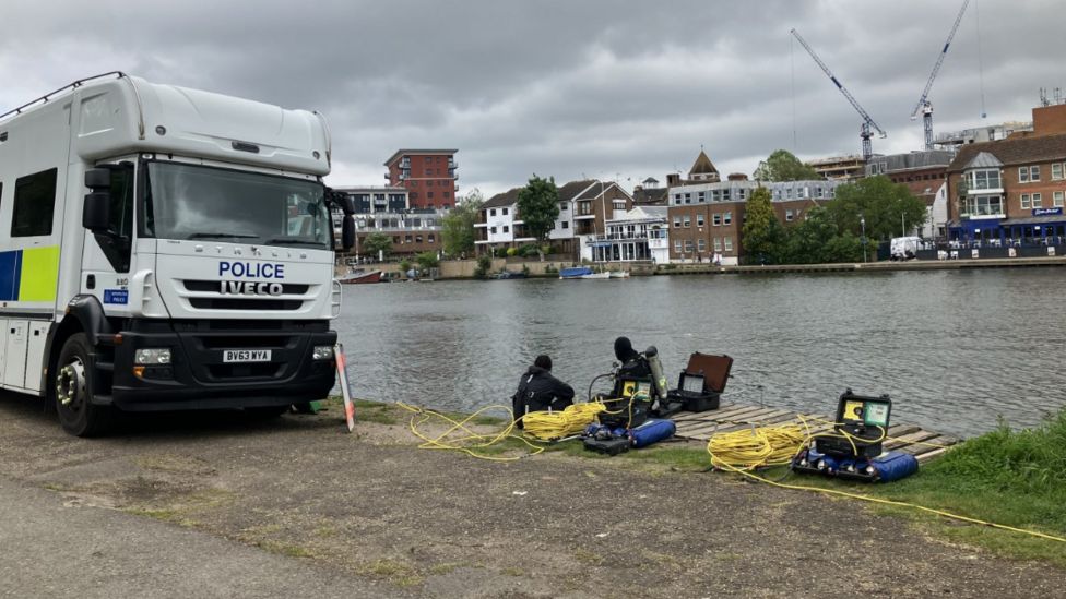 Kingston: Body found in search for missing Thames swimmer - BBC News