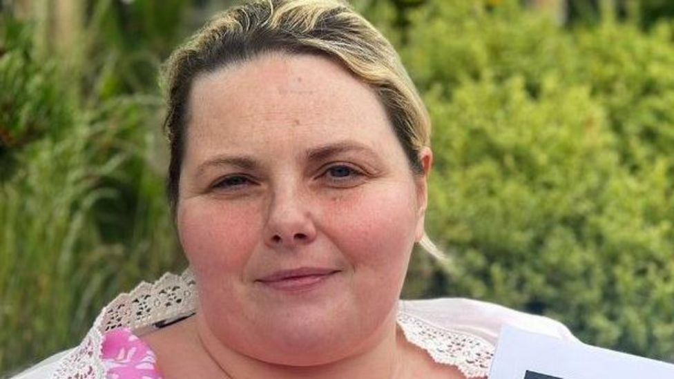 Liverpool Central: Mum praises security guard who saved her son - BBC News