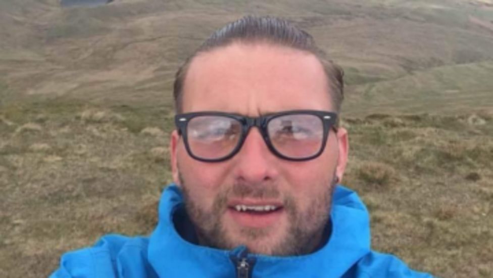 Rotherham: Three men arrested after fatal car park fight - BBC News