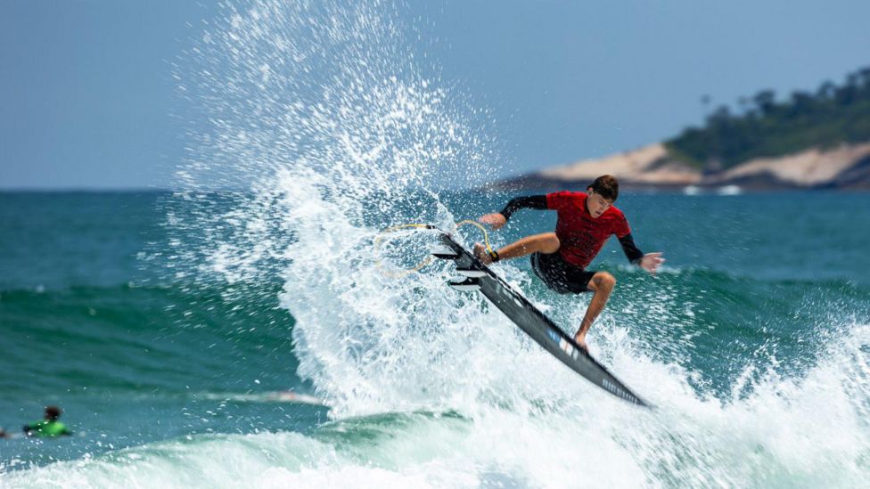 Cornwall surfer Skinner wins silver at world championships - BBC News
