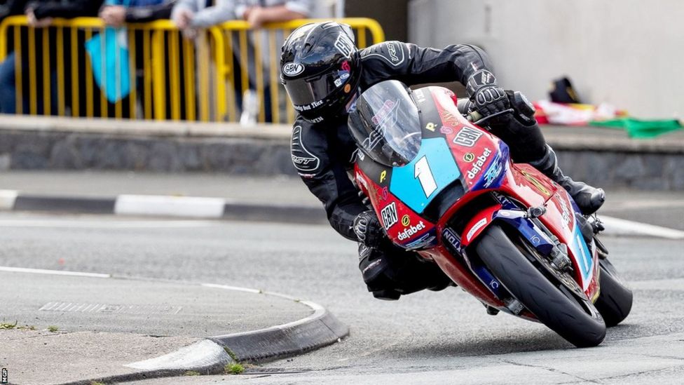 Manx Grand Prix: Victor Lopez smashes lap record taking Junior race win ...
