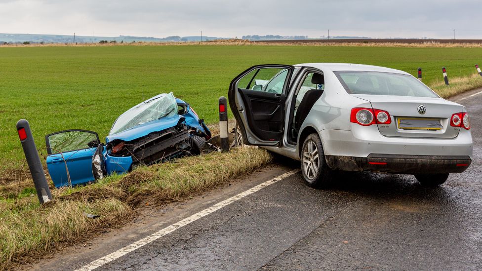 Woman dies in Aberdeenshire crash - BBC News