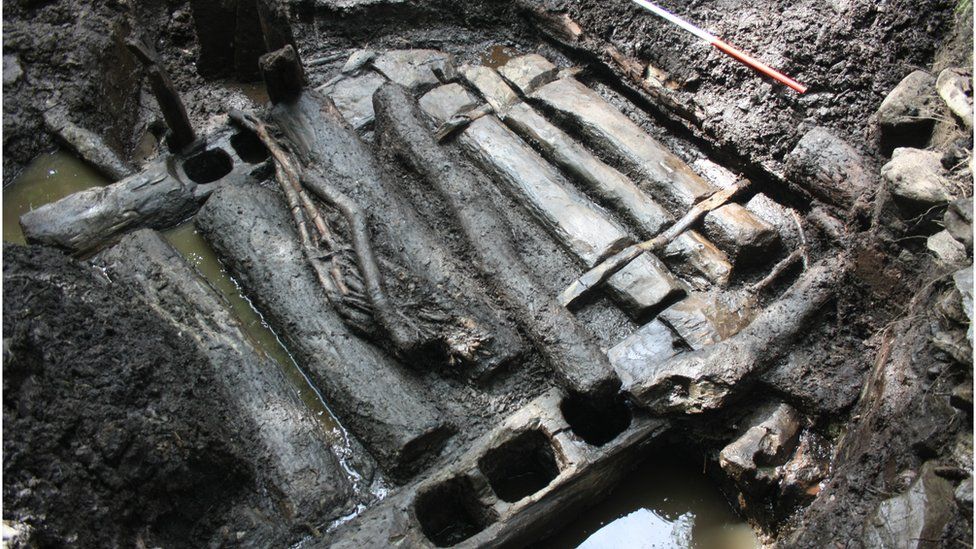Jedburgh brick collector takes Scottish Heritage Angel award - BBC News