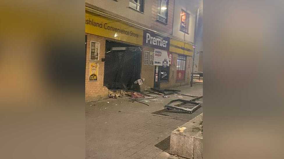 Milton Keynes cash machine stolen in shop ram raid - BBC News