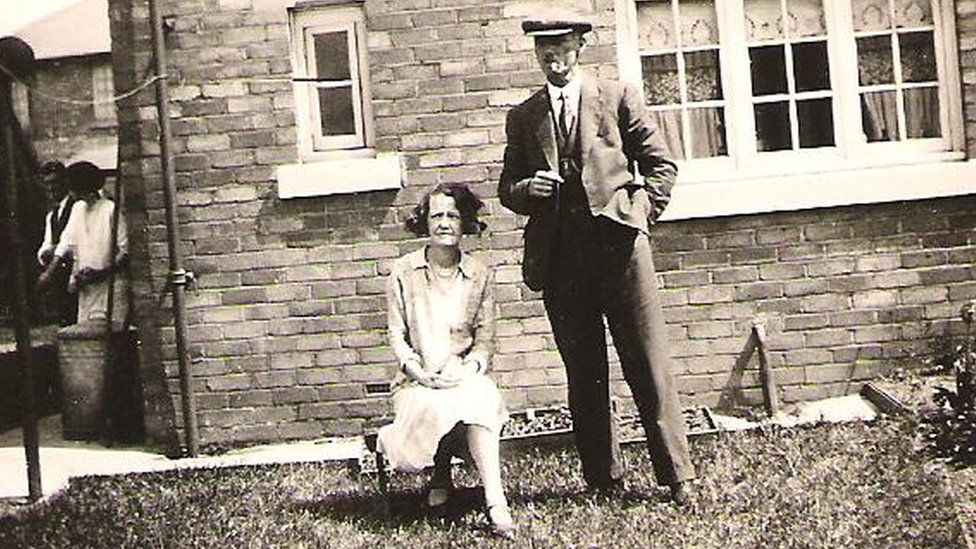 Fulwell Sue Ryder shop finds WW1 love letter family - BBC News