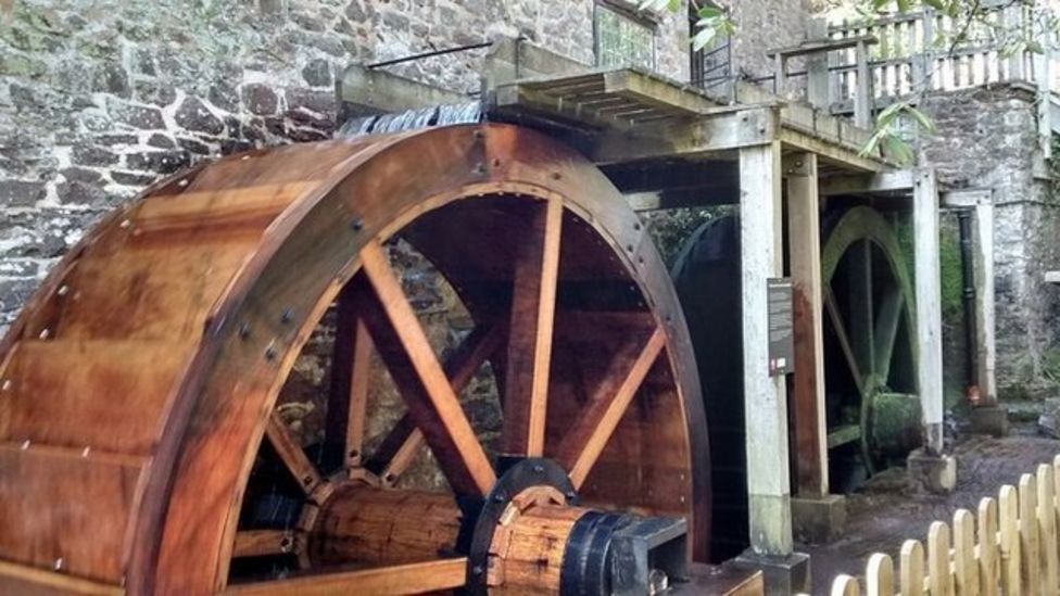 Rare 18th Century two-wheeled waterwheel restored in Somerset - BBC News