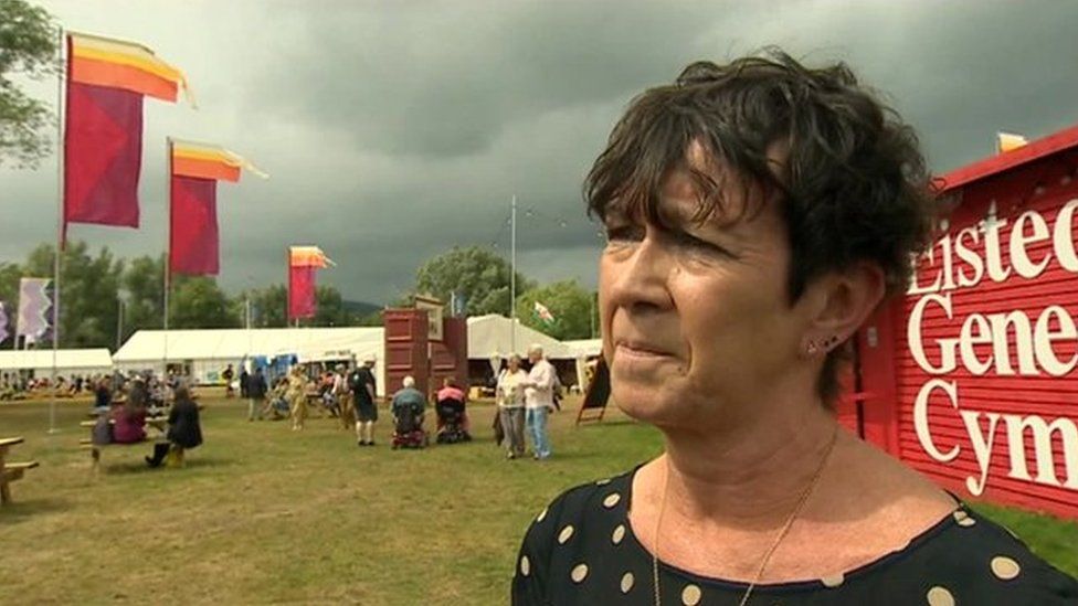 BBC apology over 'inappropriate' tweet on Welsh language - BBC News