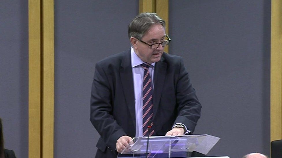 Bwlio: Dim ymchwiliad pwyllgor Cynulliad i Carwyn Jones - BBC Cymru Fyw