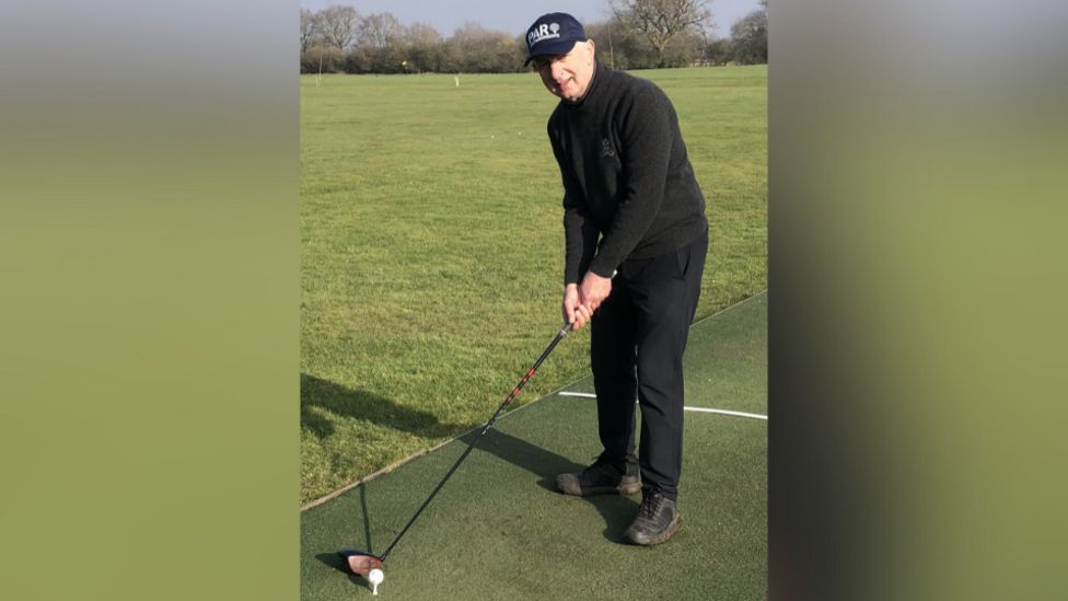 York golfer with Parkinson's plays for 1,200 consecutive days - BBC News