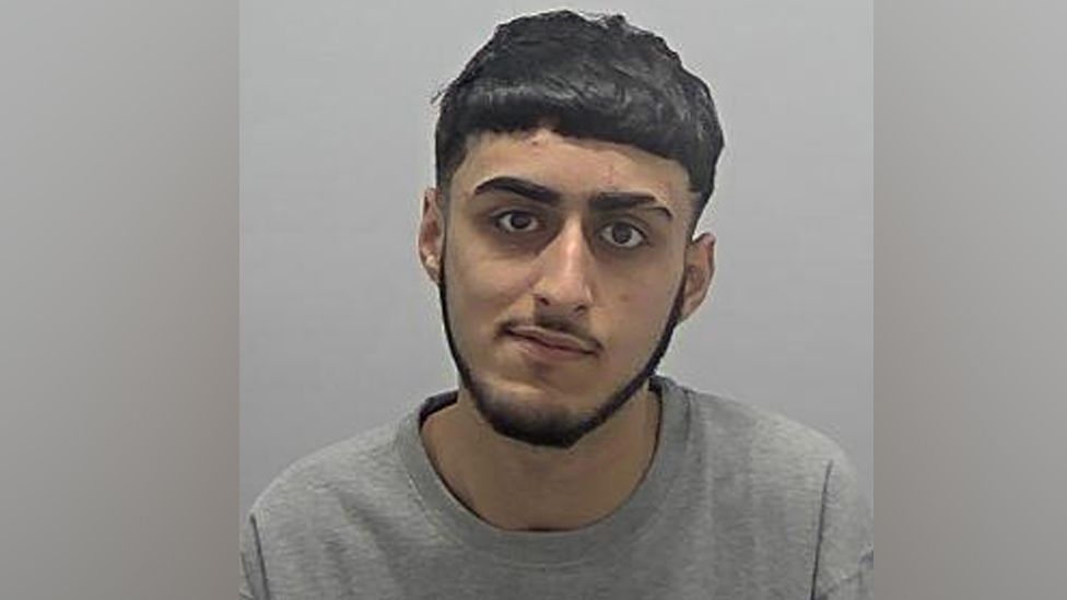 Named: The 17-year-old Luton murderer who bought 79 blades online - BBC ...