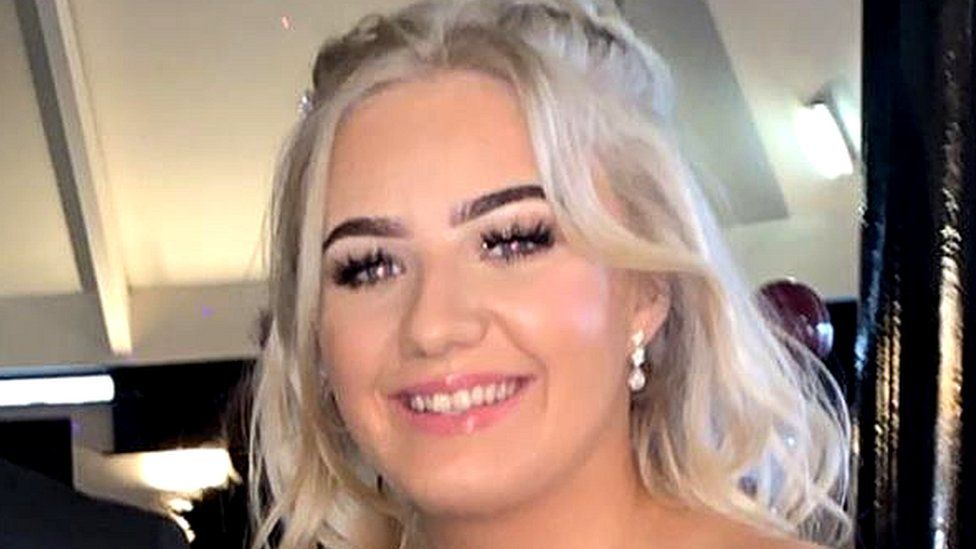 Accrington dog theft: Woman tells of knifepoint burglary ordeal - BBC News