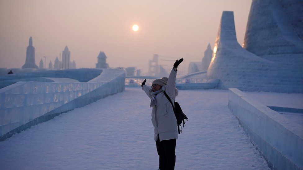 Incredible ice sculptures in China - BBC Newsround