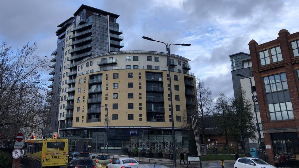 Leeds 'cladding fire risk' costs flat owners £400 a month - BBC News