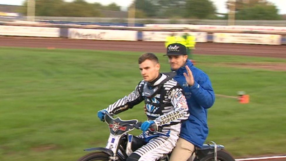 Lewis Kerr crash: Injured speedway rider returns to track - BBC News