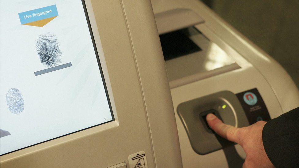 Heathrow passport queues: Staff brought in from ports - BBC News