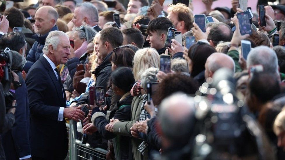 Queen Elizabeth II: Royal footman remembers 'smiling' monarch - BBC News