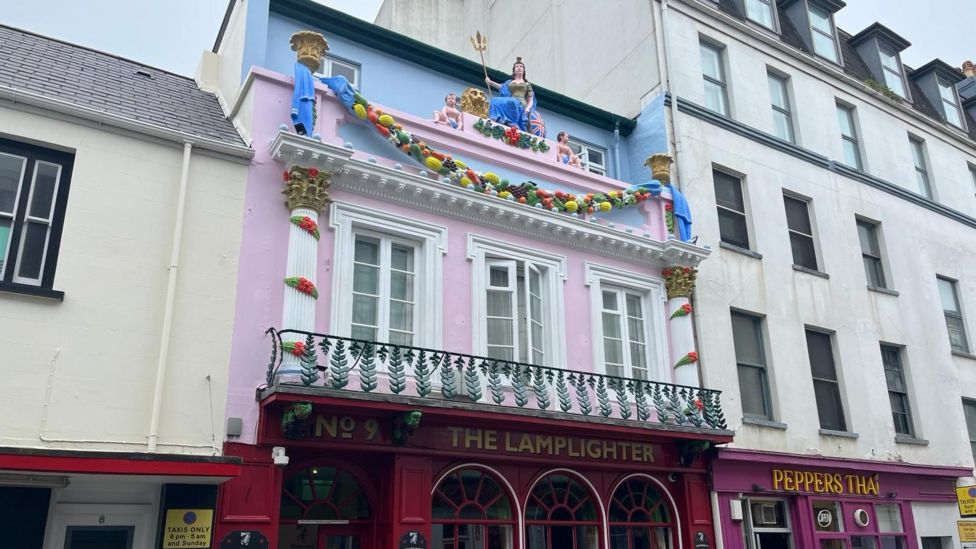 Jersey pub celebrates 150th anniversary with a makeover - BBC News
