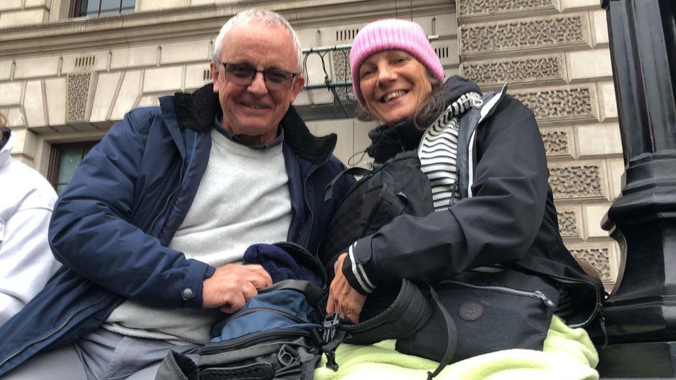 Queen Elizabeth II: Somerset teacher sleeps out overnight - BBC News