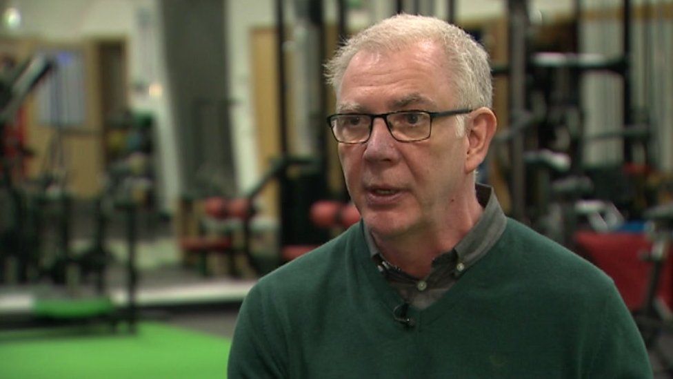 Iselder pêl-droedwyr: 'Roedd y cae fel carchar' - BBC Cymru Fyw