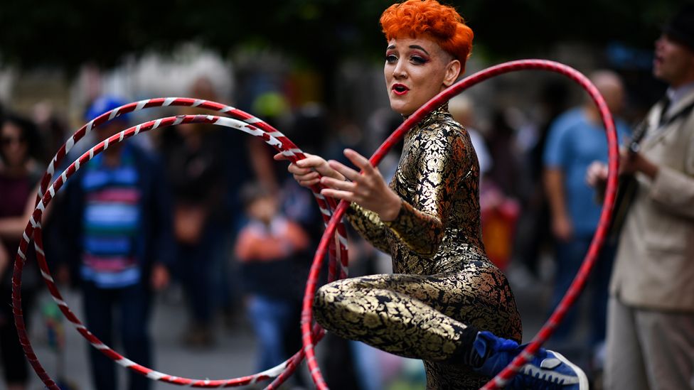 Edinburgh Fringe voted top UK travel experience - BBC News