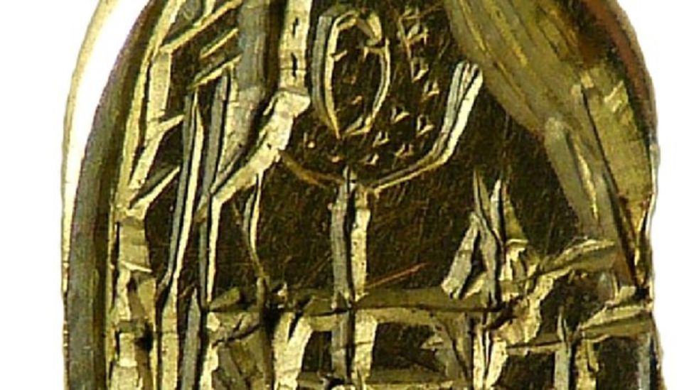 Rare treasure found in Suffolk depicts medieval 'Wild Man' - BBC News