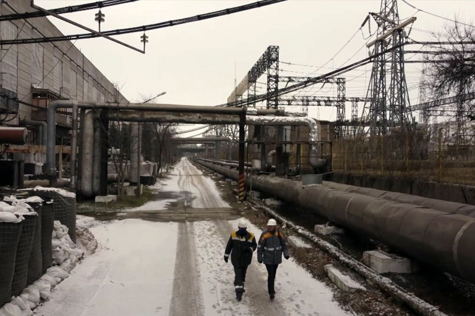 Ukraine war: On the front line with engineers working to fix stricken power grid - BBC News