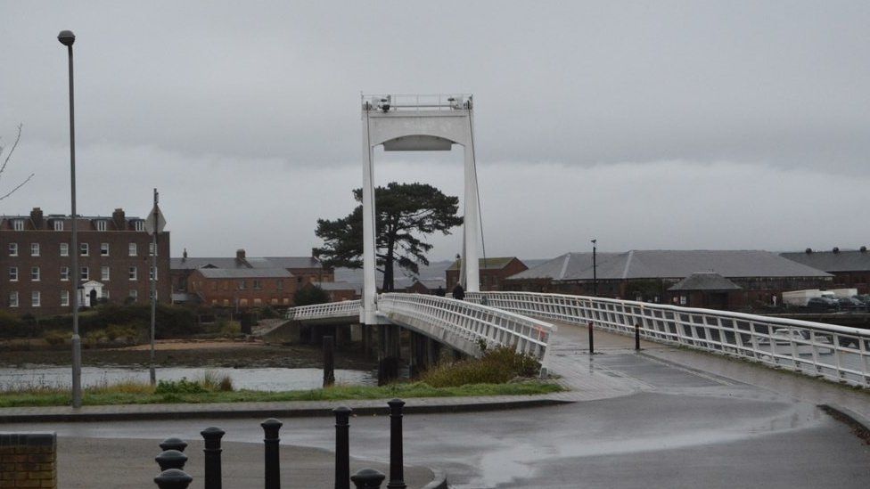 Boats remain stranded by Millennium Bridge in Gosport - BBC News