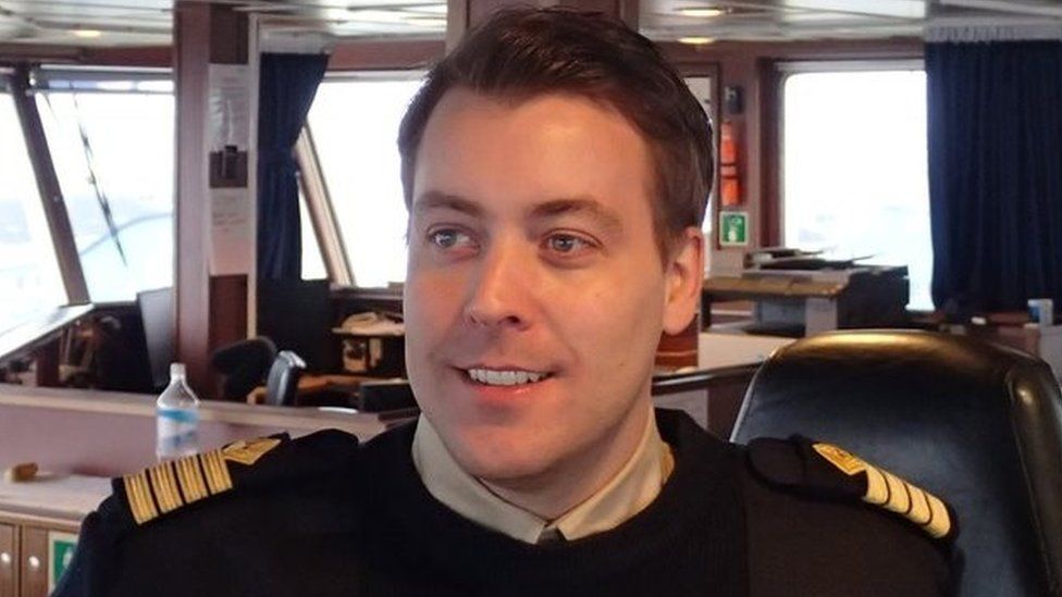 Award for Scottish ship's captain who rescued 907 migrants - BBC News