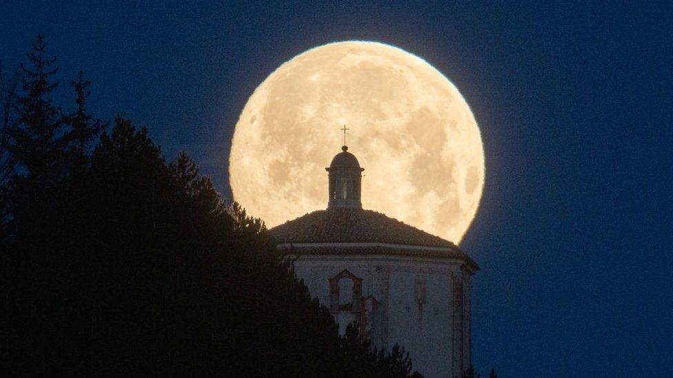 Snow Moon: Pictures from around the world - BBC Newsround