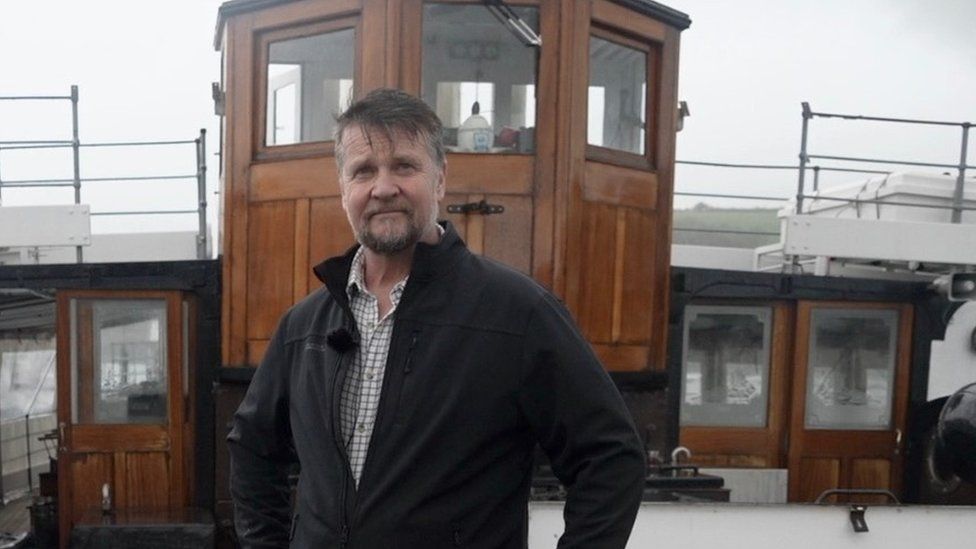 Job opens on UK's last coal-powered paddle steamer in Devon - BBC News