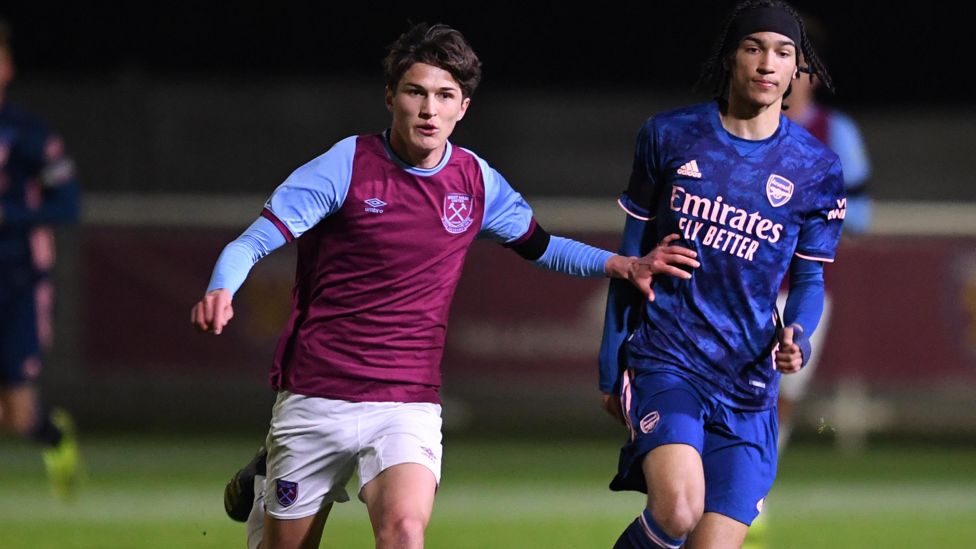 Freddie Potts: West Ham United youngster signs first pro deal - BBC Sport