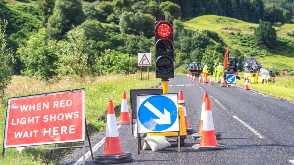 Road workers to wear bodycams over driver fears - BBC News