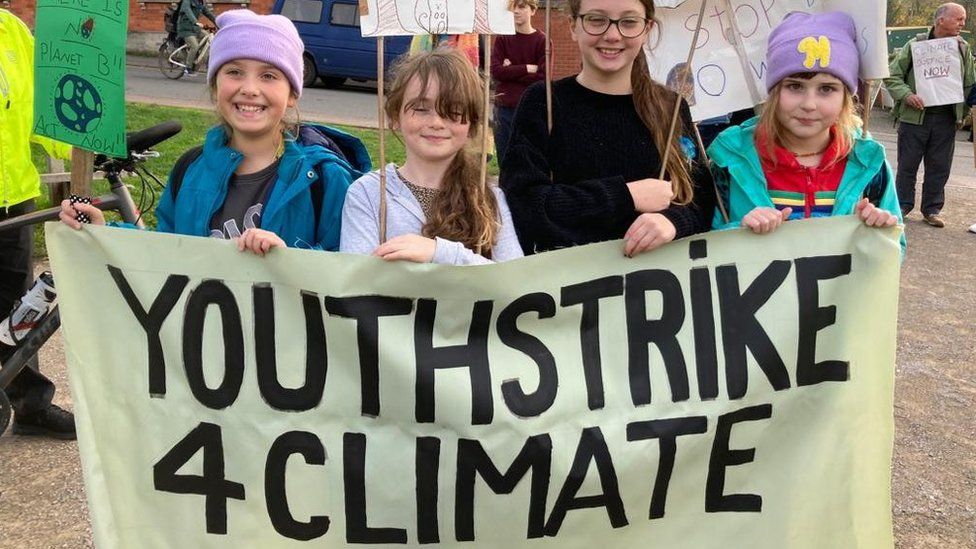 COP 27: Stroud children lead climate change march - BBC News