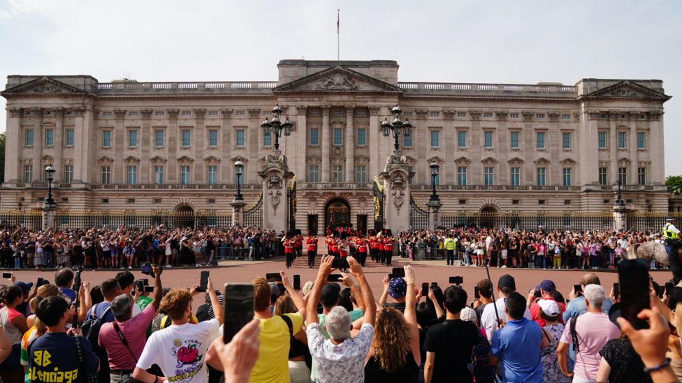 First peek at renovated room behind Buckingham Palace balcony - BBC News