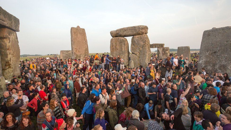 Summer solstice 2017: Stonehenge crowds as sun rises - BBC News
