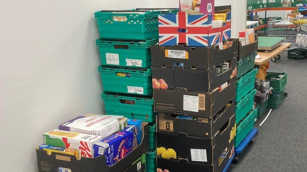 Cost of living: Wokingham food bank's referrals double in year - BBC News