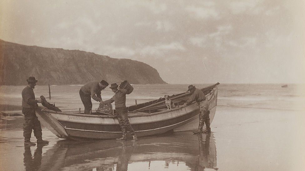 Frank Meadow Sutcliffe: Whitby photographer’s medals auctioned - BBC News