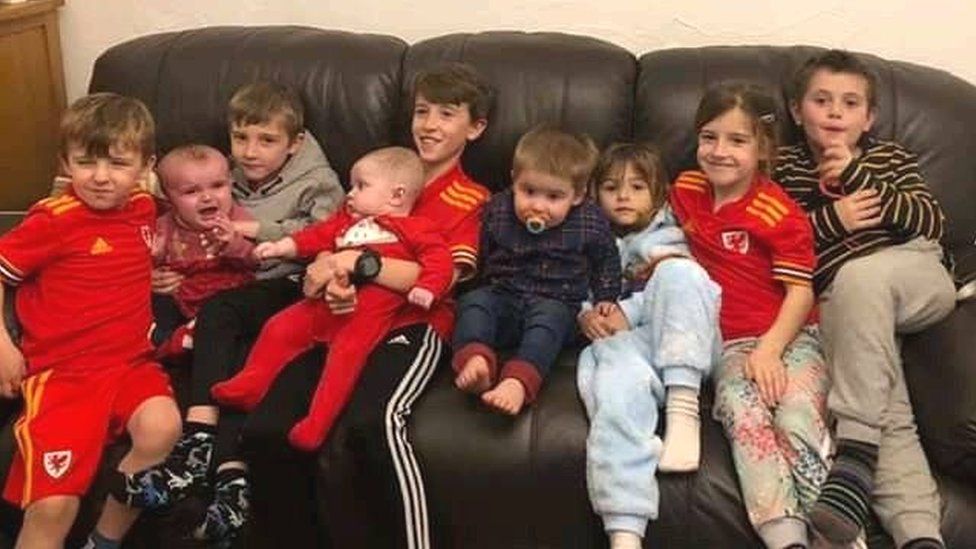 'Gwell colli dathliad na pherthynas' - BBC Cymru Fyw