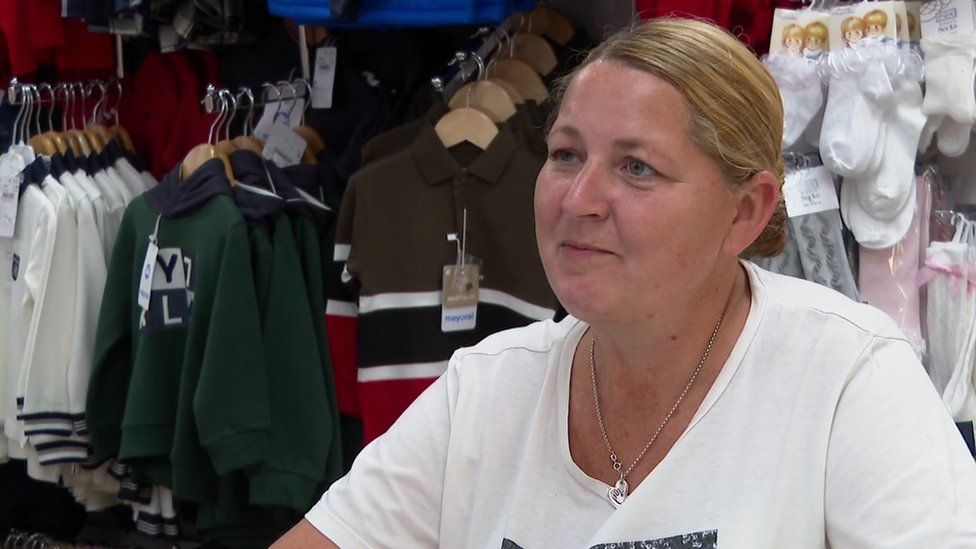 Costau byw: Y 'cyfnod anoddaf erioed' i fusnesau - BBC Cymru Fyw