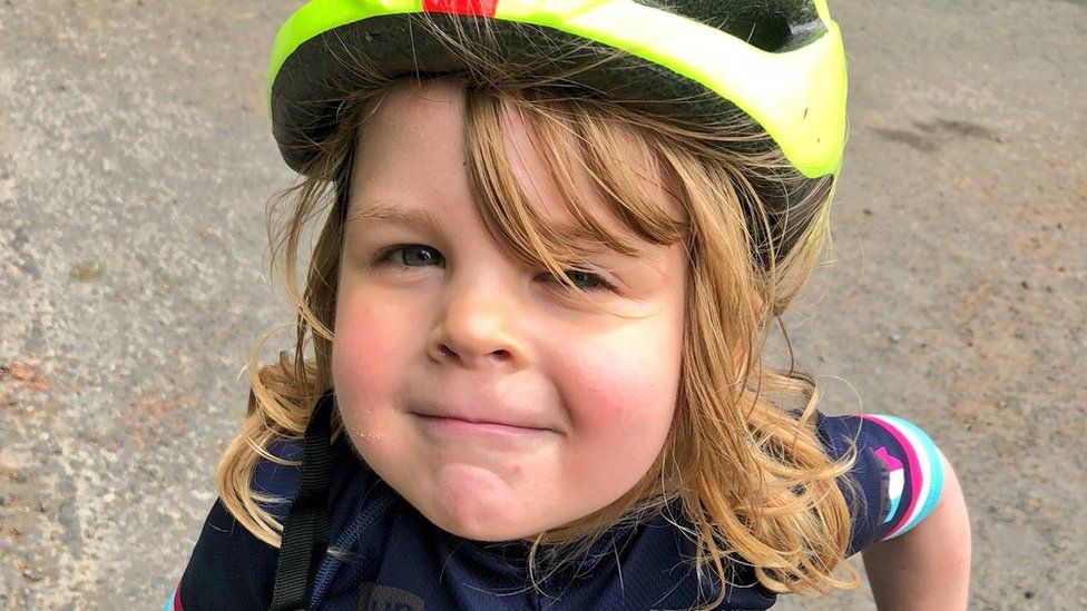 Video of 'kind' lorry overtaking cyclist, four, goes viral - BBC News