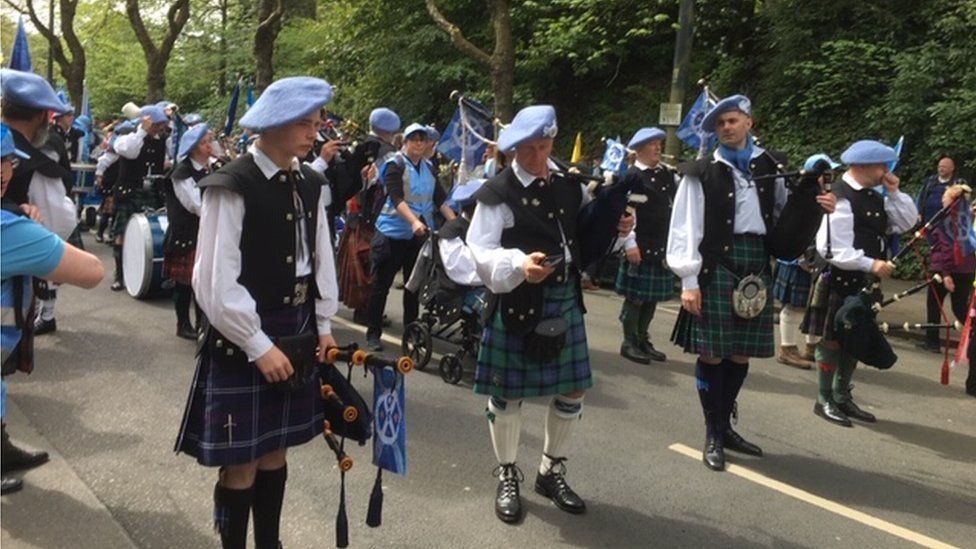 Thousands take part in independence march - BBC News