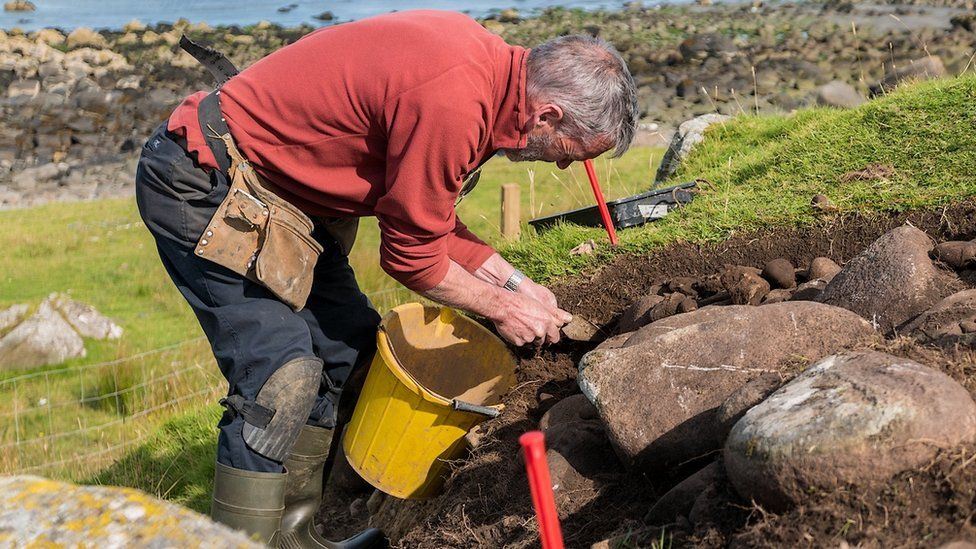 Bone clue to Skye's ancient hunter-gatherers - BBC News