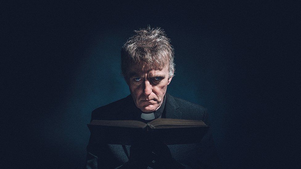 Be' wnaeth i'r gweinidog Emyr Owen ddifrodi cyrff y meirw? - BBC Cymru Fyw