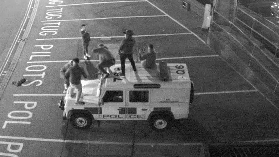 Poole Quay 'photo-taking vandals' damage police 4x4 - BBC News