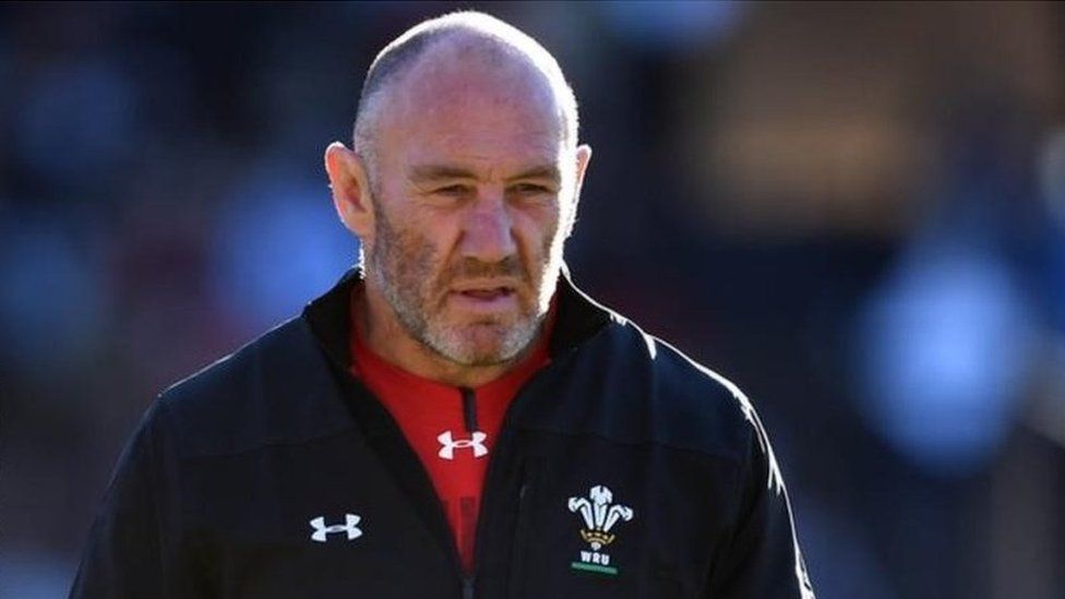 Robin McBryde i ymuno a thîm hyfforddi Leinster - BBC Cymru Fyw